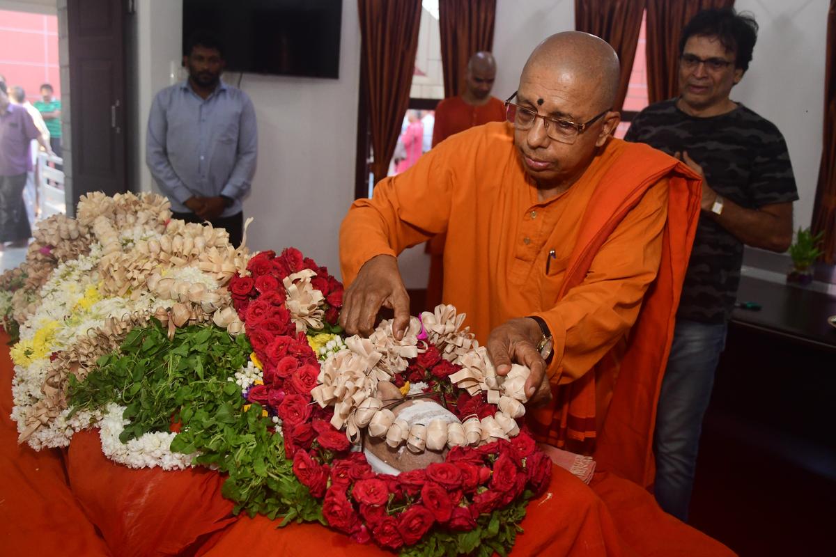 Former president of Mangaluru Ramakrishna Mutt Swami Purnakamananda ...