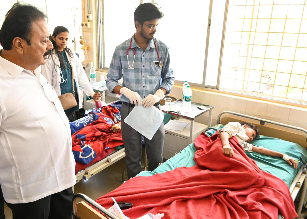 Mandya DC checks on students hospitalised for food poisoning - The Hindu