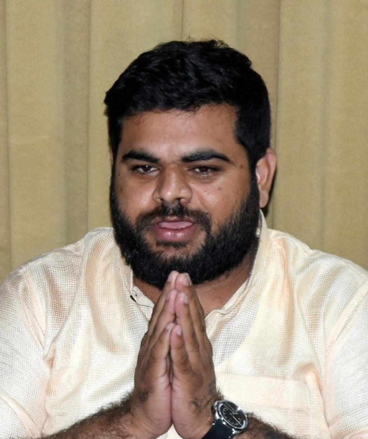 Polling officer replaced for casting woman’s vote for rival candidate in Chittapur - The Hindu