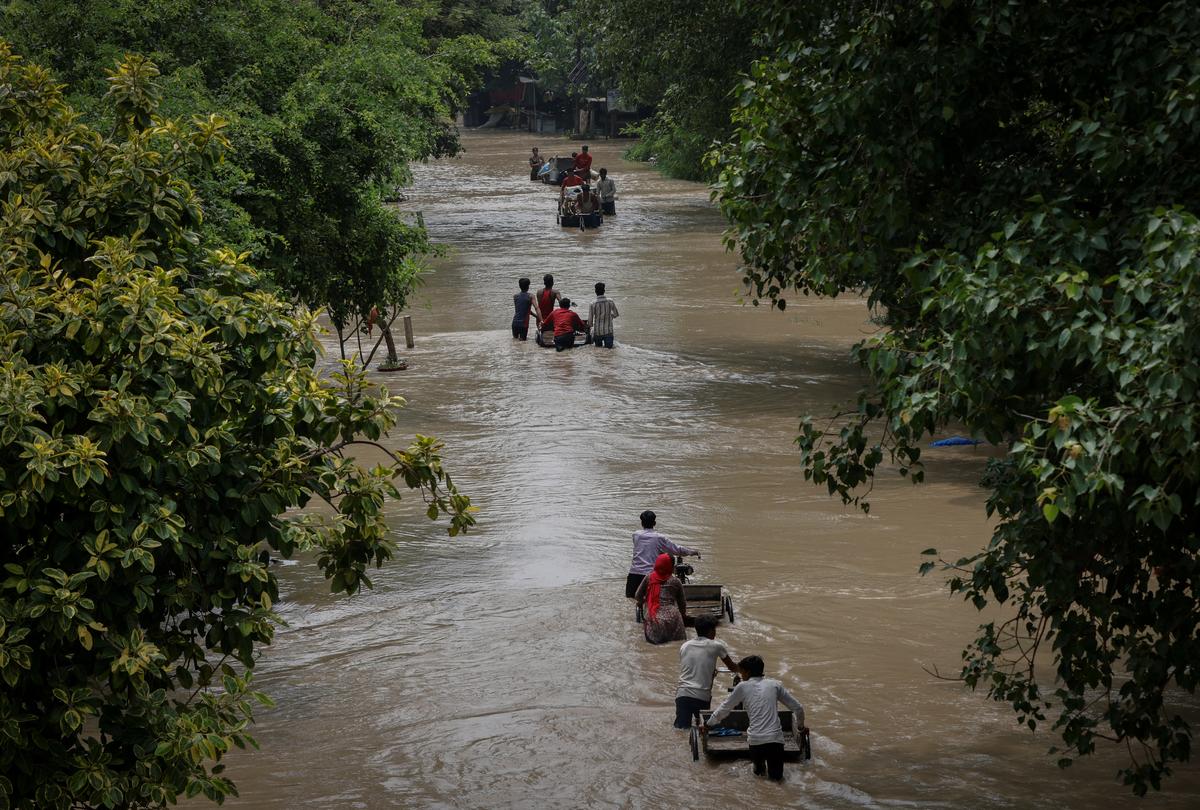 Swollen Yamuna poses a danger to many low-lying areas in Delhi - The Hindu