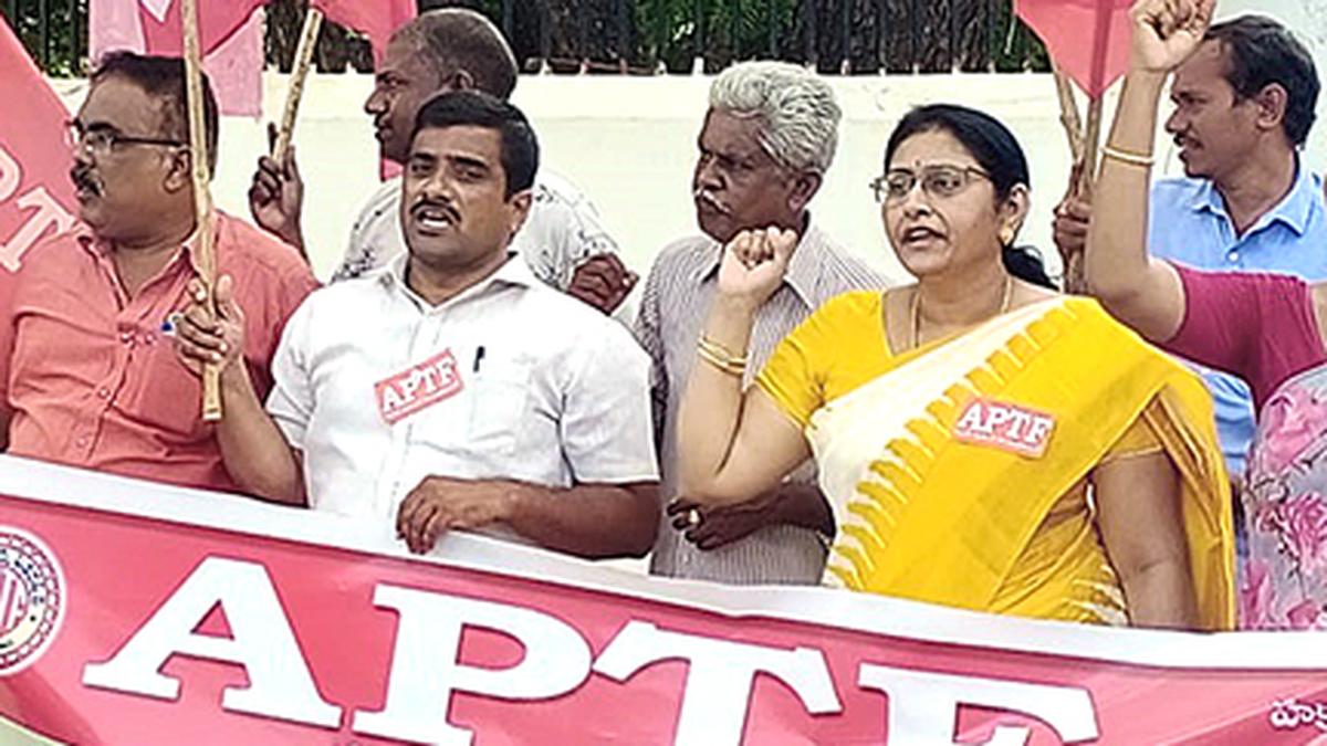 APTF leaders picket Collectorates - The Hindu