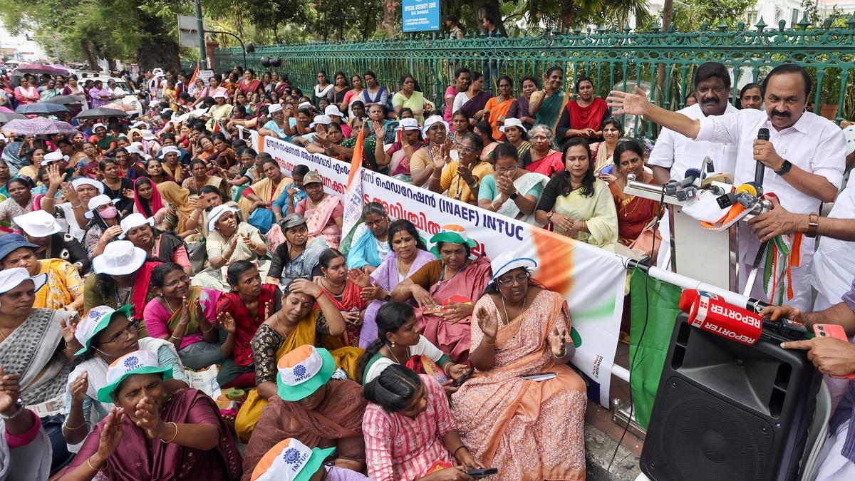 ASHA workers begin day-night march in Kasaragod - The Hindu