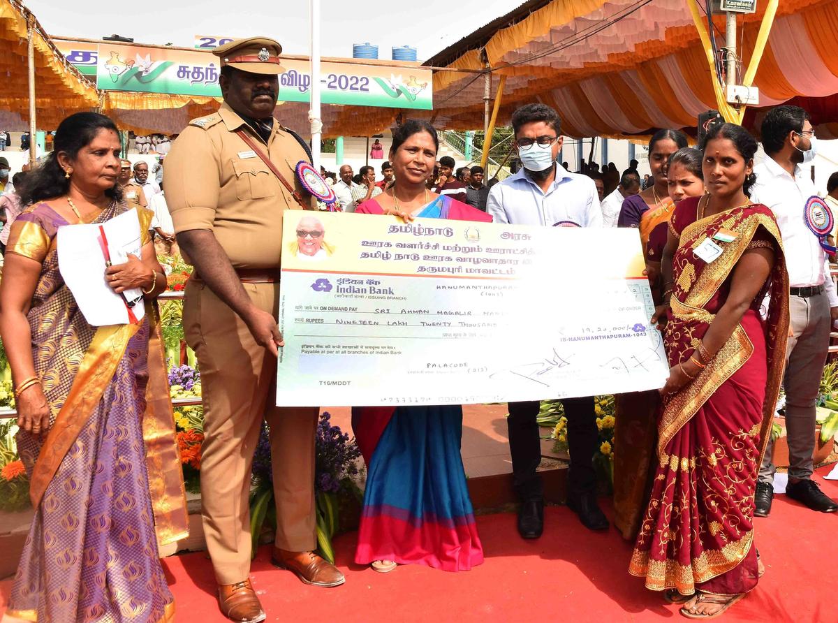 Patriotic fervour rents the air in Krishnagiri - The Hindu
