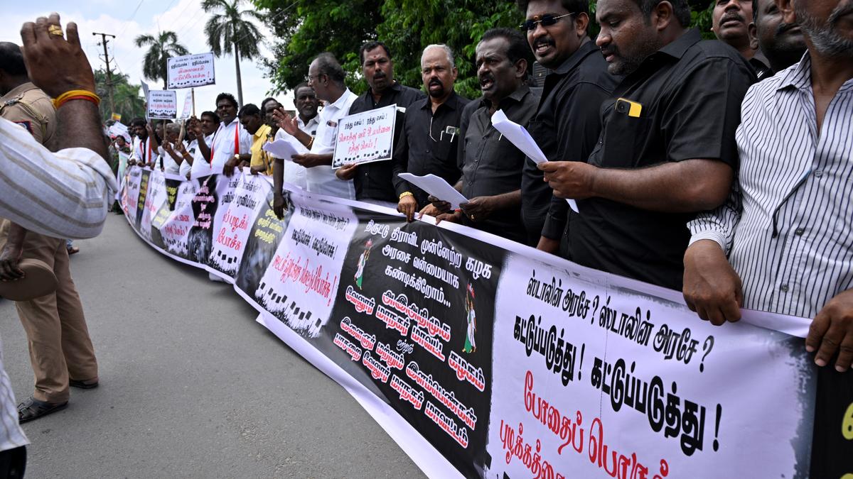 AIADMK organises human chain protests across Tamil Nadu - The Hindu