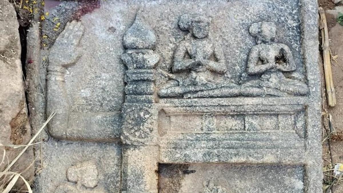 15th century hero stone of Vijayanagara era discovered at Vanavolu in ...