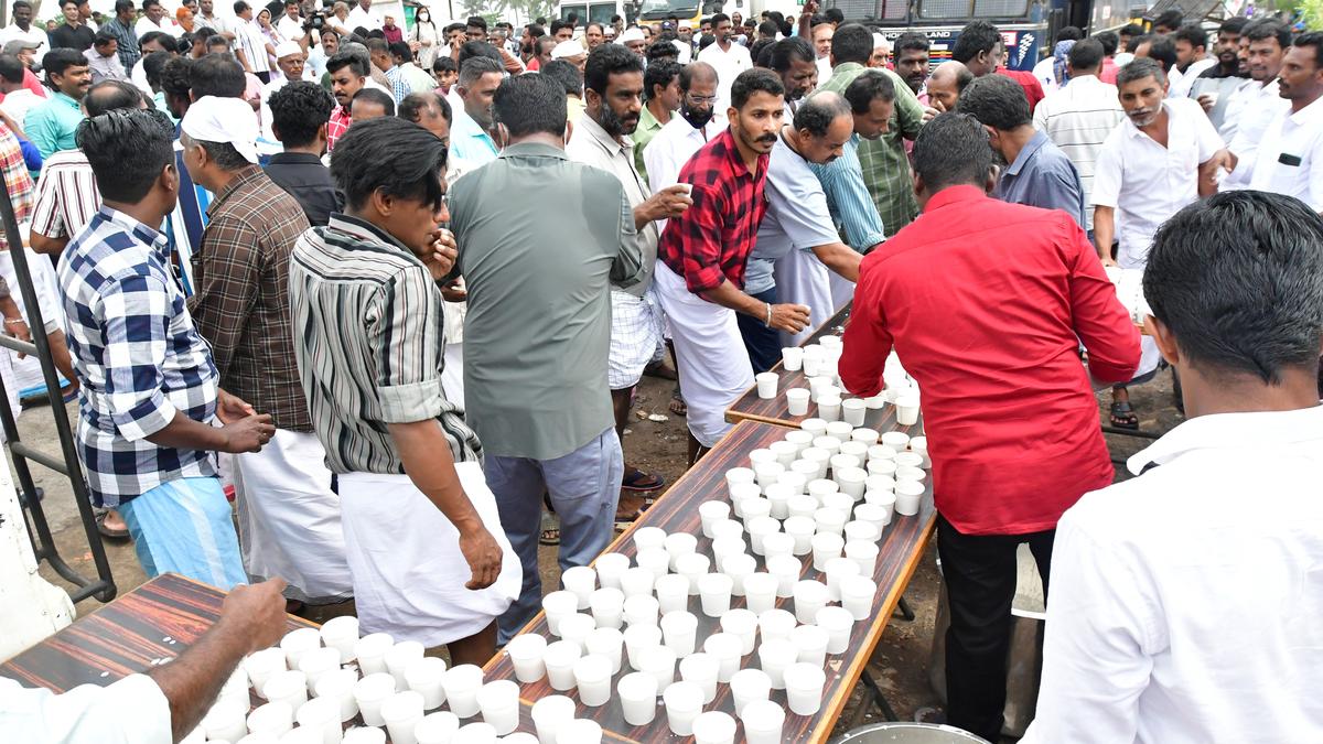 Friendly meet on Bakrid at Avikkal Thodu protest site in Kozhikode ...