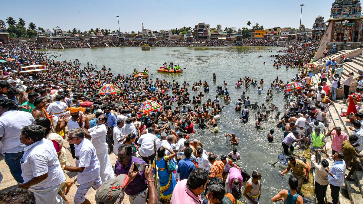Devotees take holy dip in Mahamaham tank in Kumbakonam - The Hindu