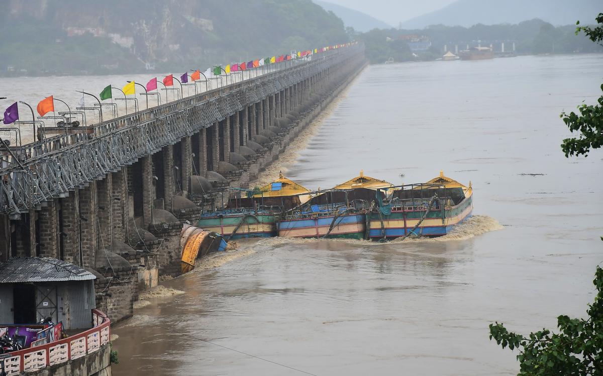 Boats that crashed into Prakasam Barrage in Andhra Pradesh belonged to ...