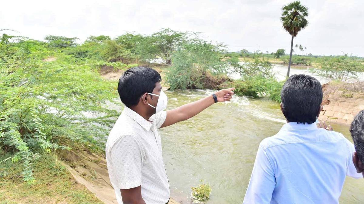 Minor breach on New Kattalai High Level Canal in Tiruchi district - The ...
