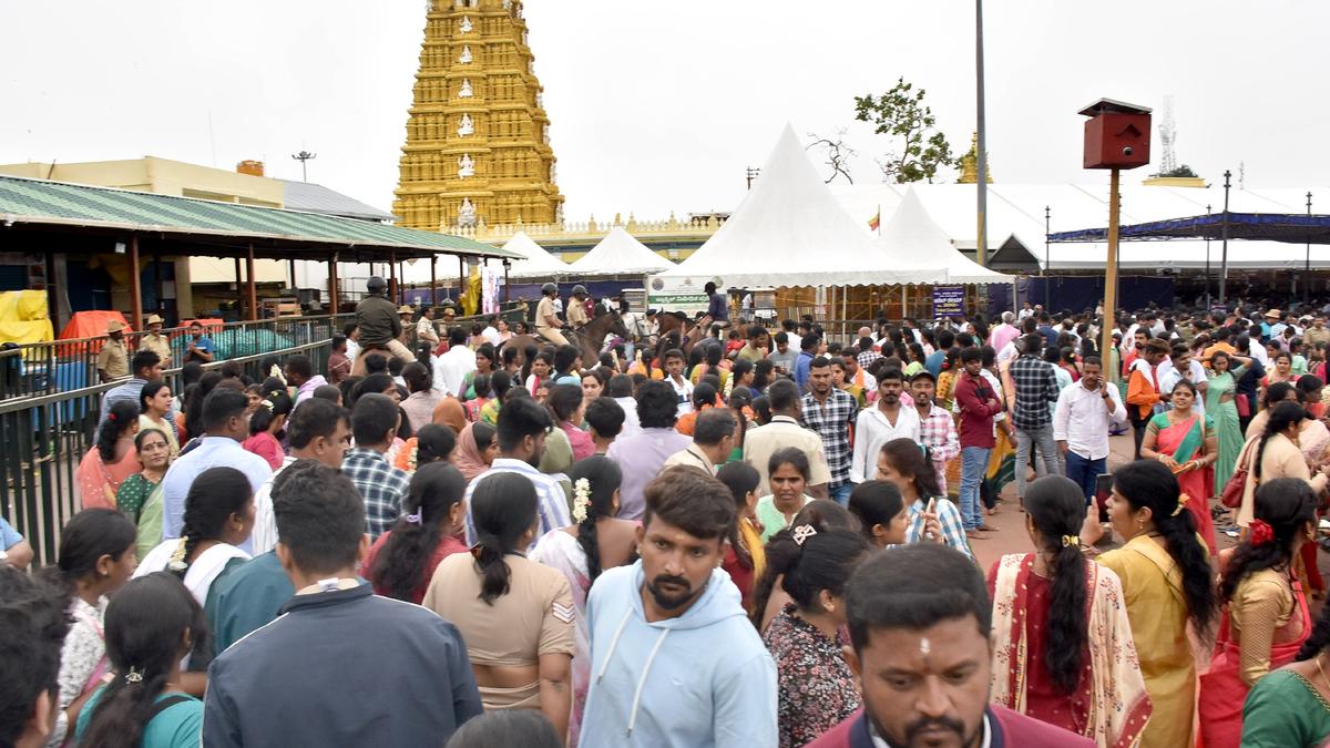 Devotees throng Chamundi hills on ‘Ashada Friday’ - The Hindu
