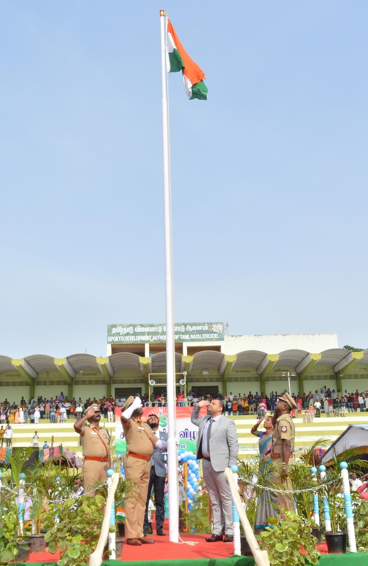 Independence Day celebrated with patriotic fervour in districts - The Hindu