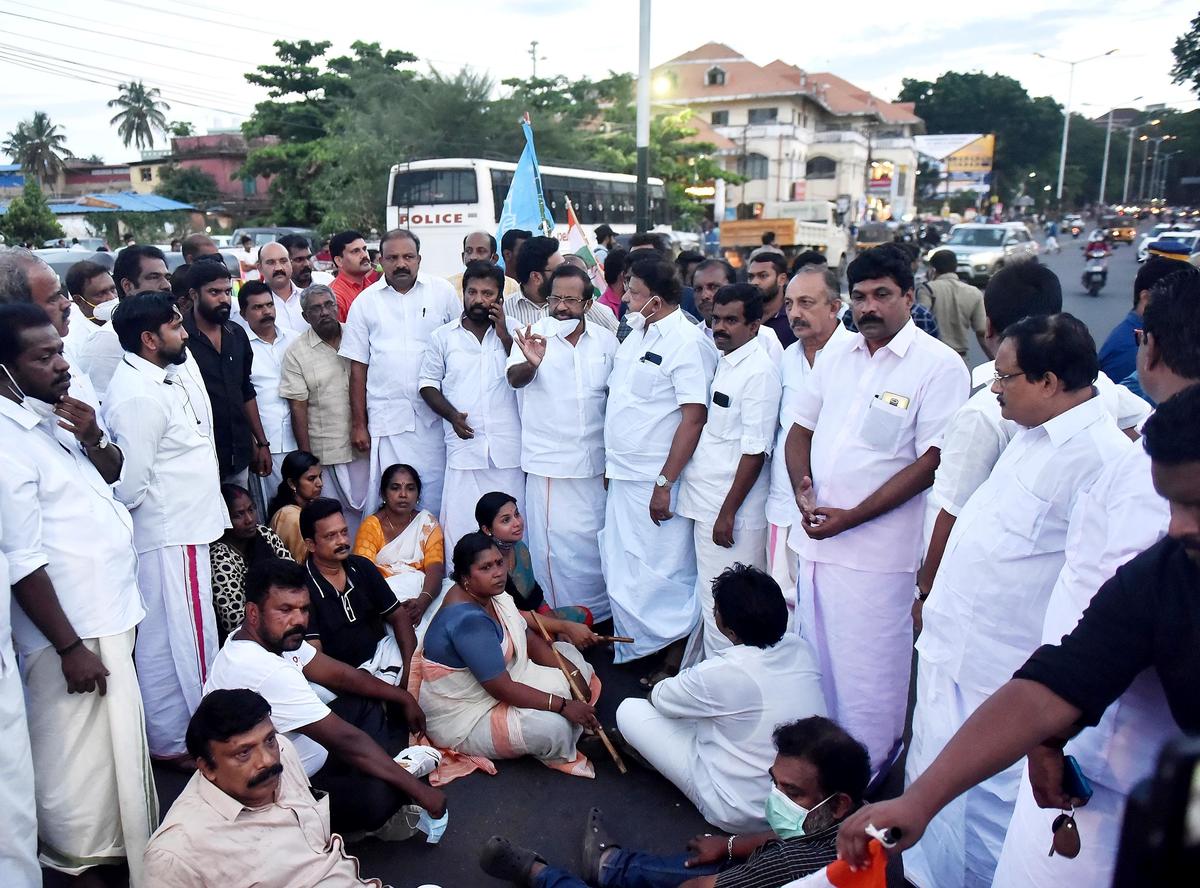 CPI(M) in firefighting mode after SFI attack on Rahul Gandhi's office ...