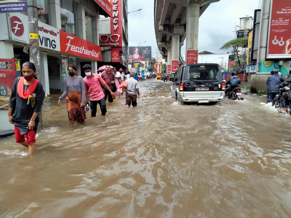 Flash floods in the wake of unrelenting showers sink Kochi - The Hindu