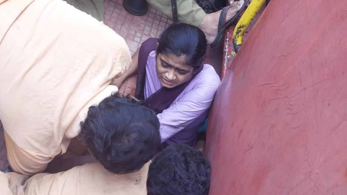 Alert Railway personnel rescue girl stuck between coach and platform in ...