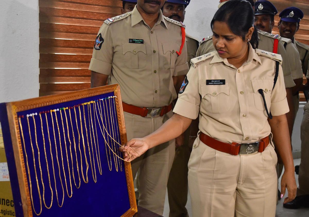 Three-member chain snatcher gang arrested, booty worth ₹18 lakh ...