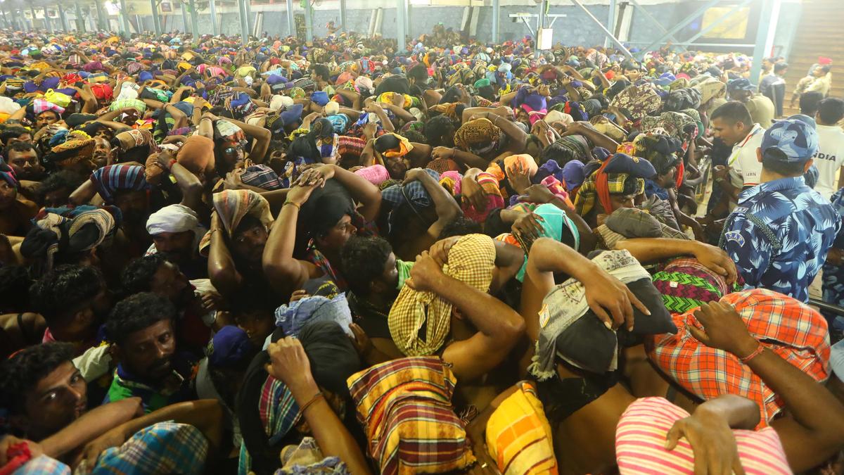 Authorities launch crowd control measures in Sabarimala; darsan time ...