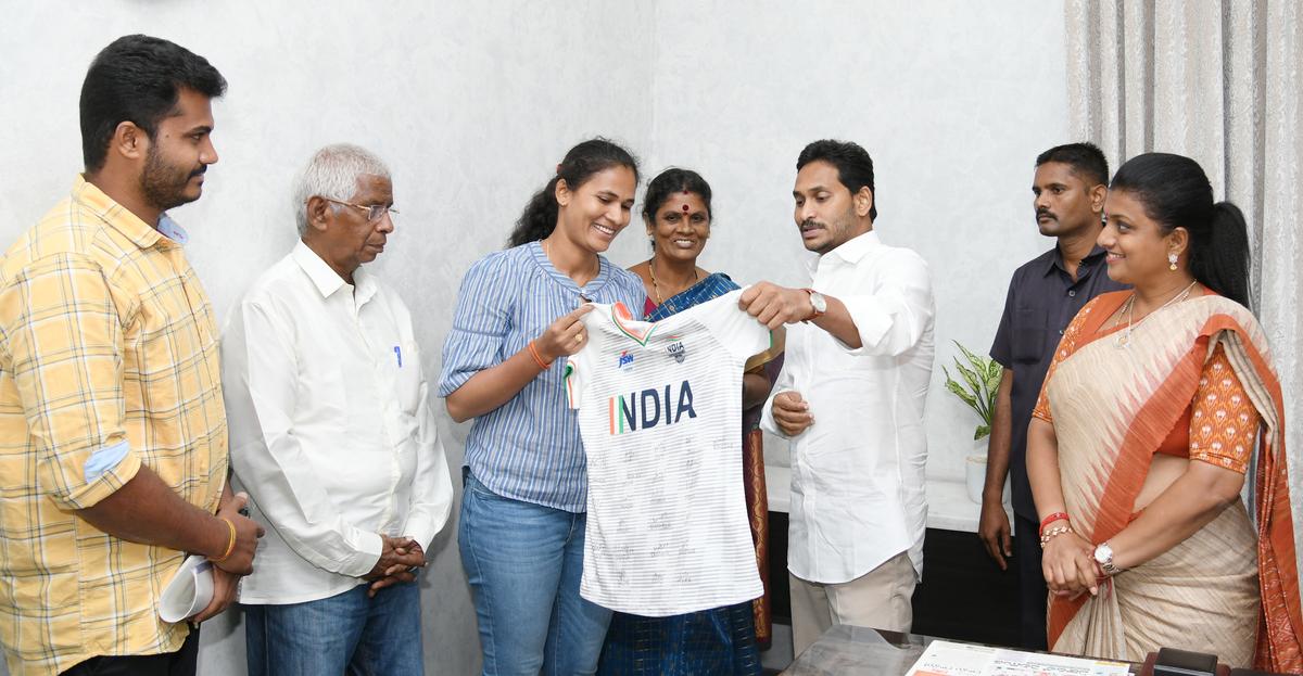 Sports stars Sindhu, Rajani call on CM - The Hindu