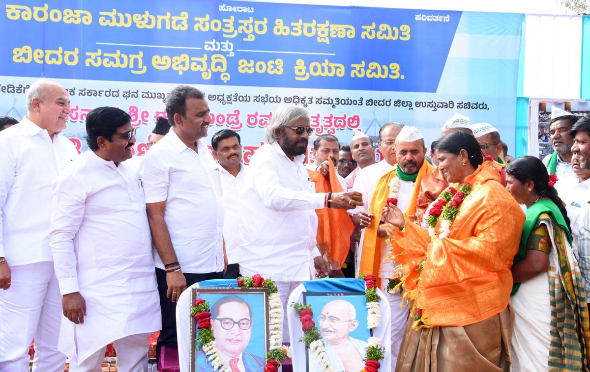 10258_11_1_2025_19_45_46_1_KARANJA_FARMERS_(1).JPG - The Hindu