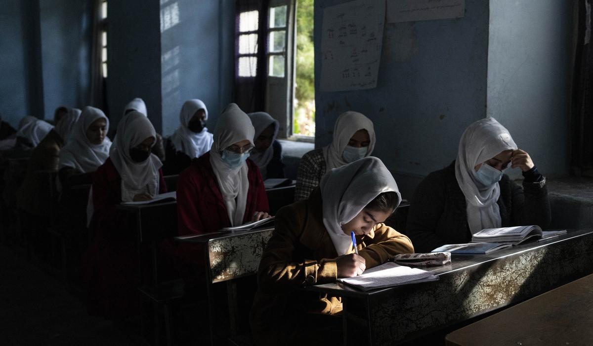 Afghanistan_school_girls_ap.jpg - The Hindu