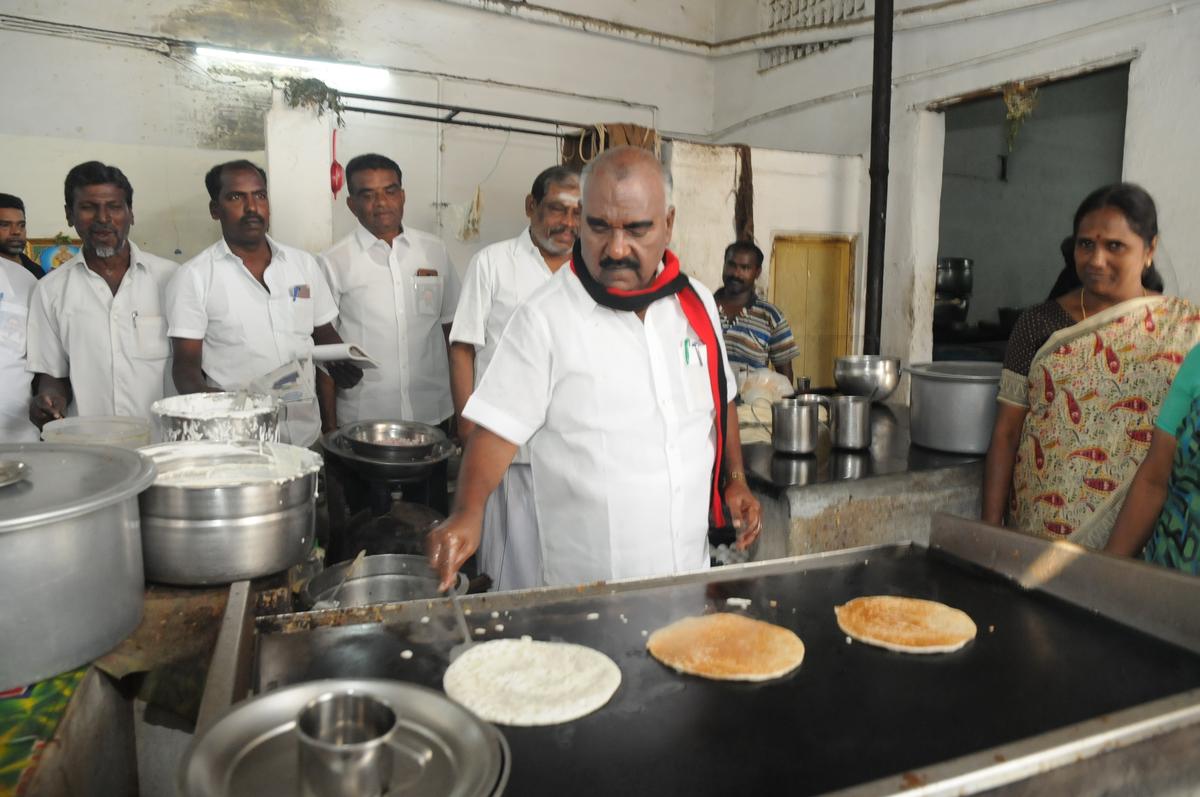 Erode (East) bypoll | Leaders make tea, Minister prepares parotta and ...