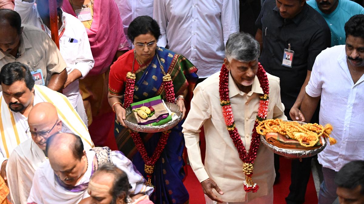 Naidu, wife offer prayers at Kanaka Durga temple - The Hindu