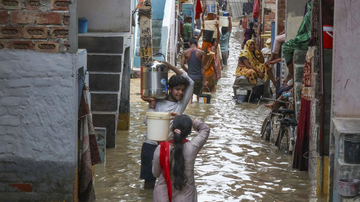 Breach in Munak Canal leaves Bawana JJ colony inundated - The Hindu