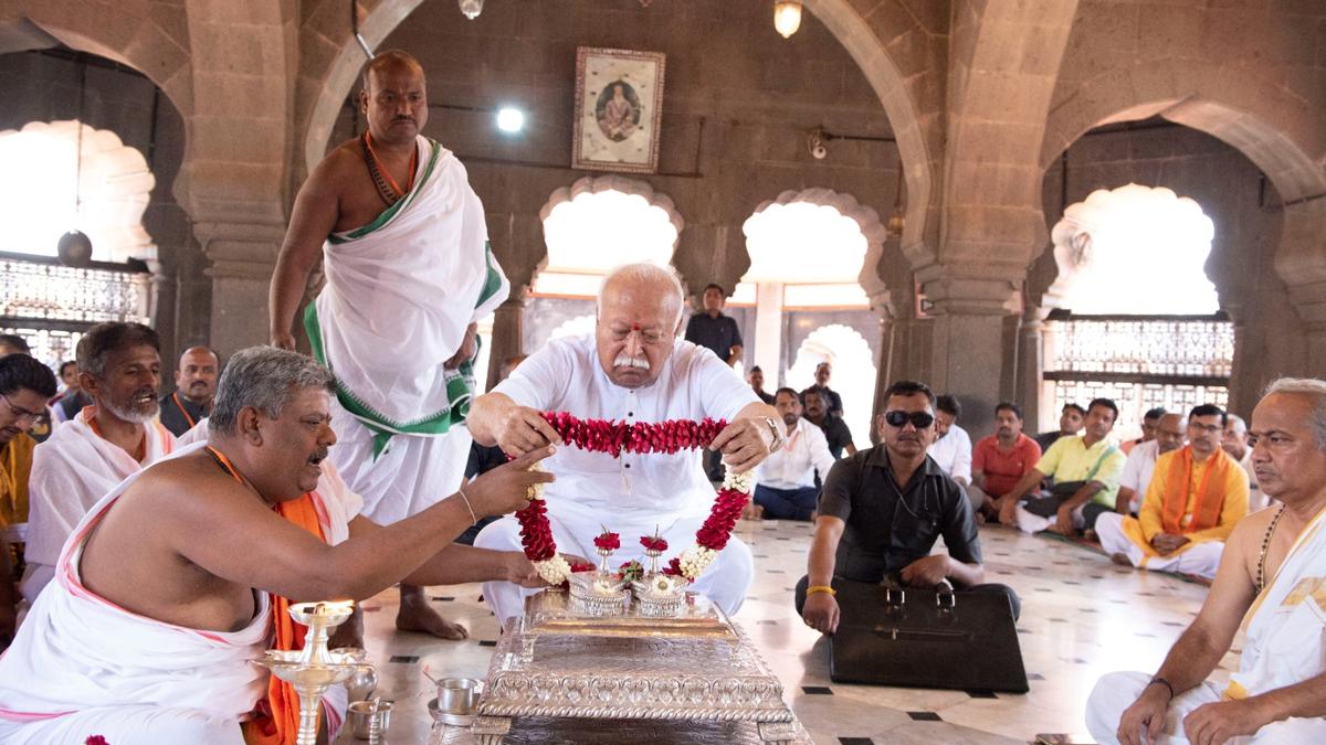 Mohan Bhagwat visits Manik Prabhu Temple in Humnabad - The Hindu
