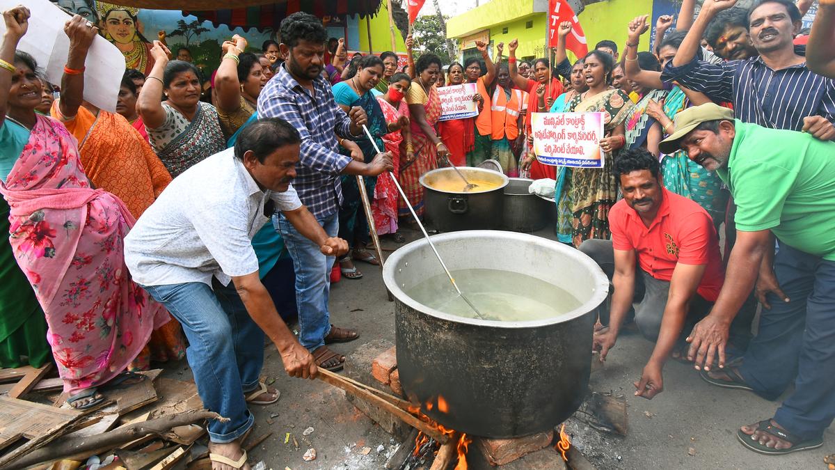 GVMC contract workers organise ‘Vanta Varpu’ in Visakhapatnam - The Hindu