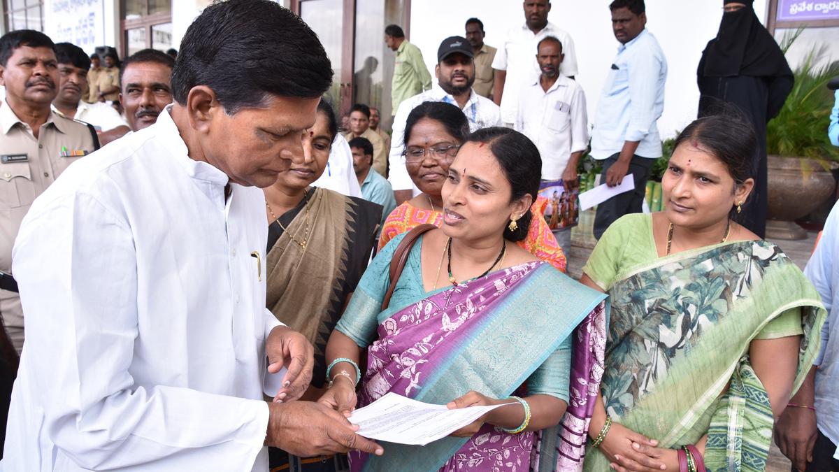601 petitions submitted at Prajavani programme at Phule Praja Bhavan ...