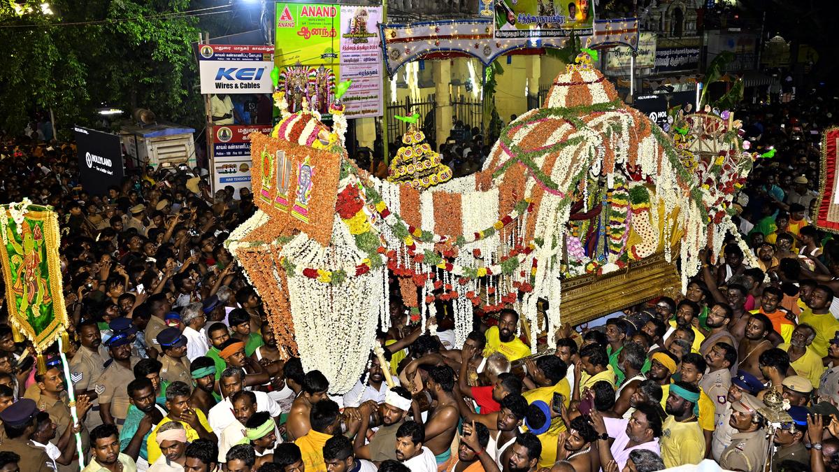 Lord Kallazhagar begins his journey back to Azhagarkoil on Poo ...
