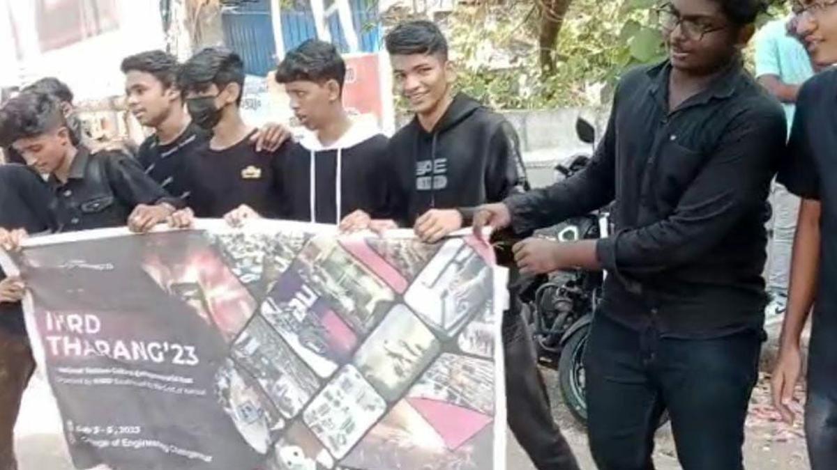 Flash mob staged in connection with IHRD fest - The Hindu