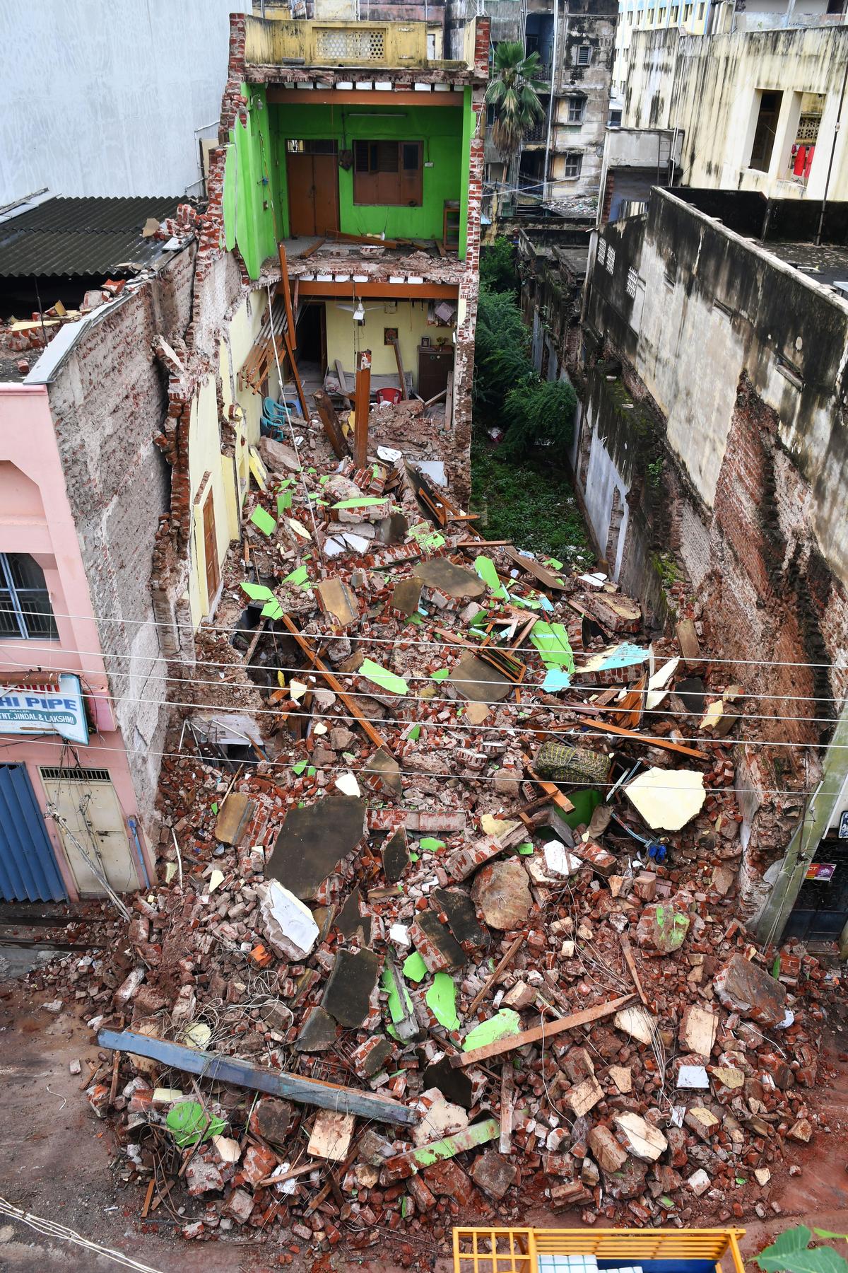 Tamil Nadu Rains | Two-storey building collapses as incessant showers ...