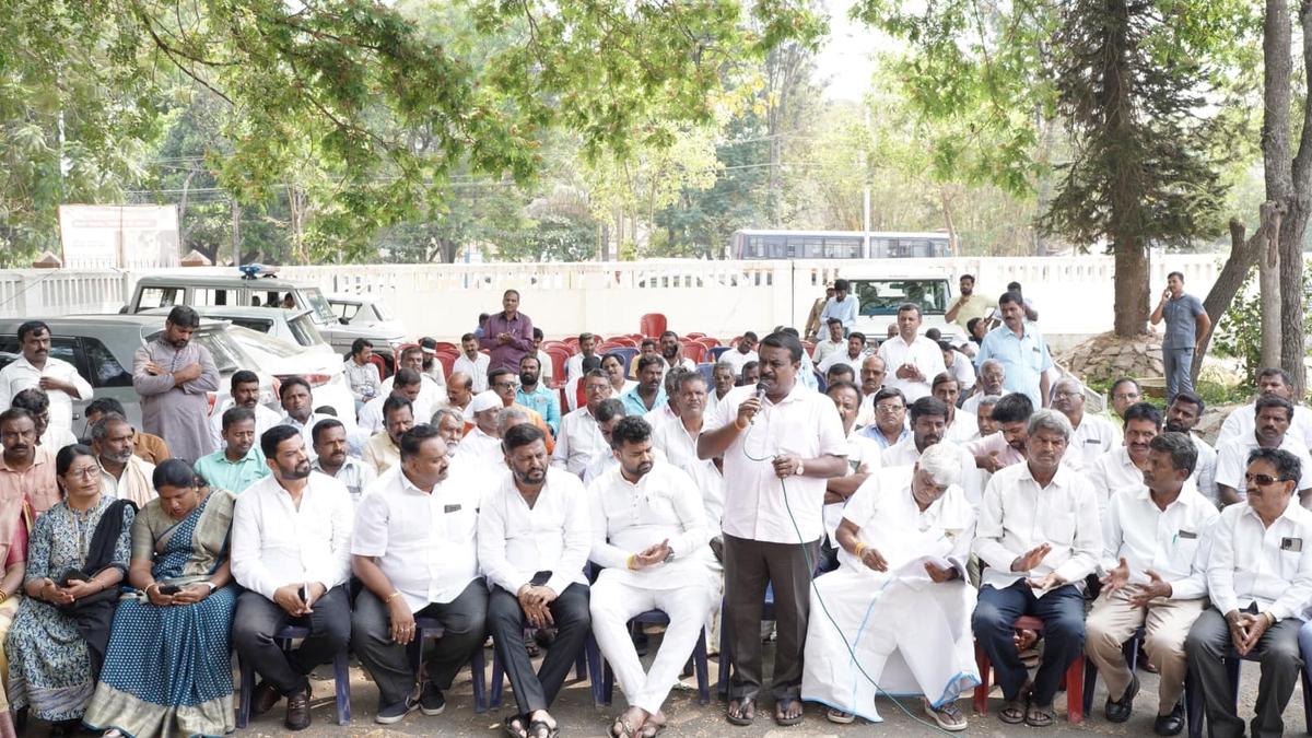 JD(S) leaders protest over release of Hemavathi water to Tumakuru - The ...