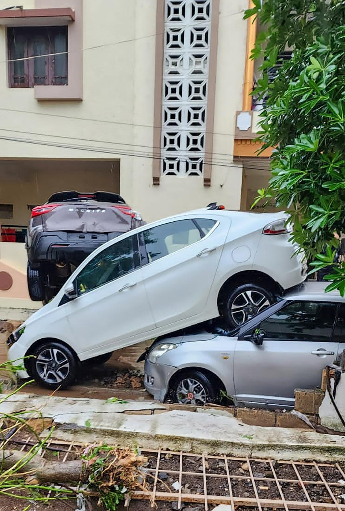 Heavy burst of rain turns streets into rivers in Gujarat’s Junagadh; cars and cattle swept away ...