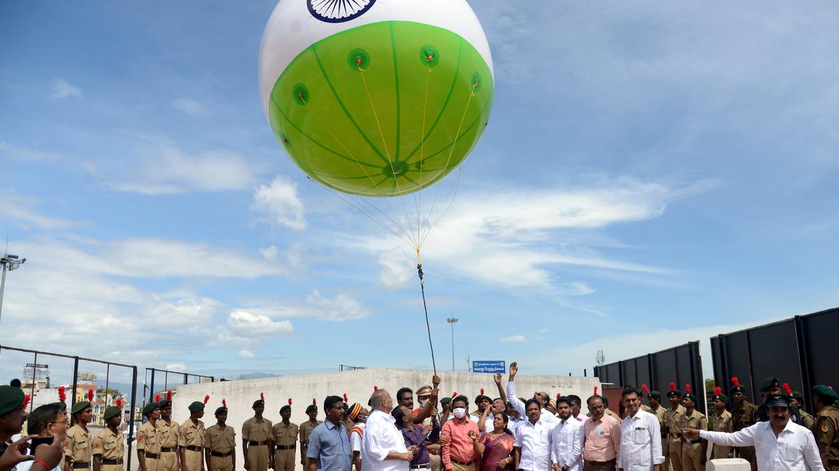 Tri-colour gas balloon launched in Dindigul - The Hindu