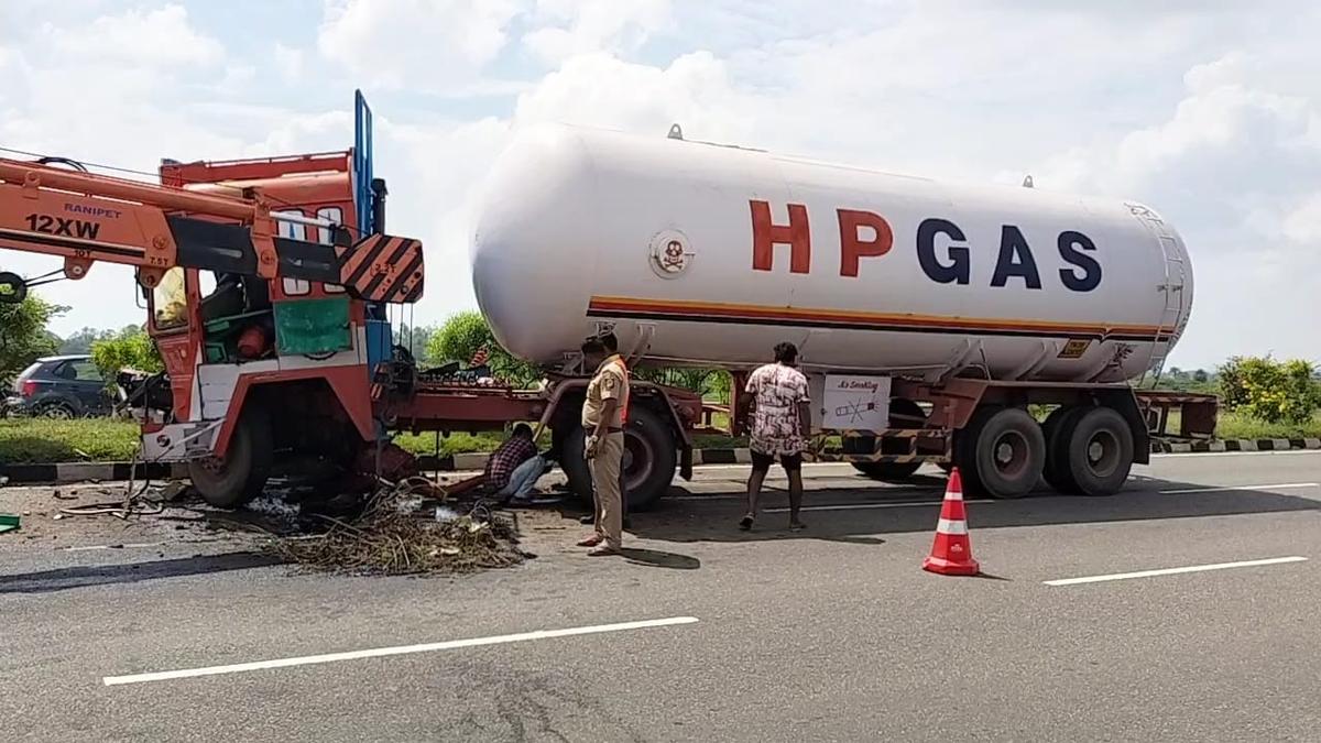 Tanker lorry rams parked trailer at Walajah near Ranipet - The Hindu