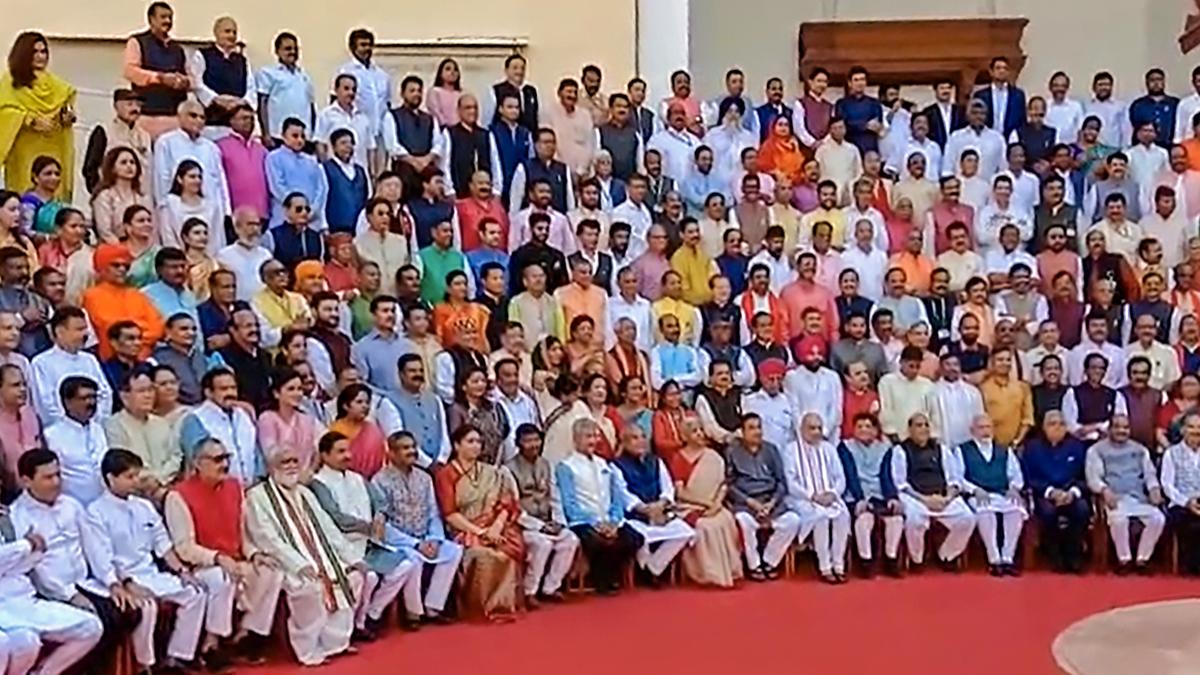 MPs turn up in myriad colours for farewell pic at old Parliament ...