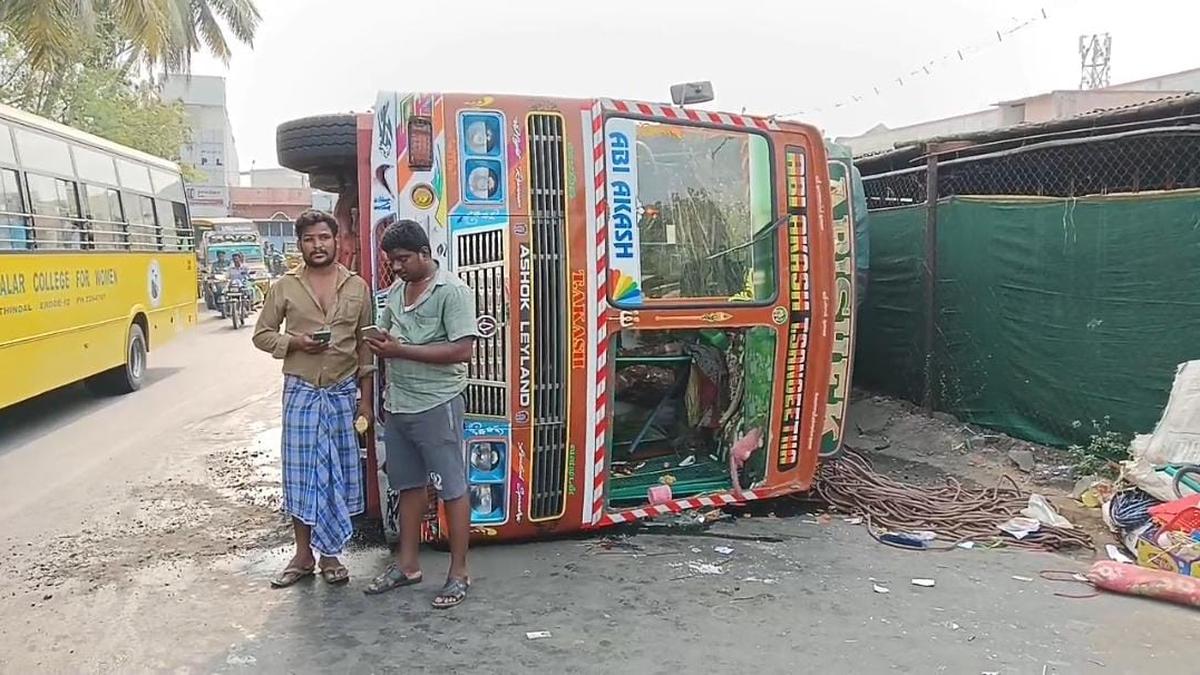 Cotton-laden lorry falls on its side in Bhavani - The Hindu