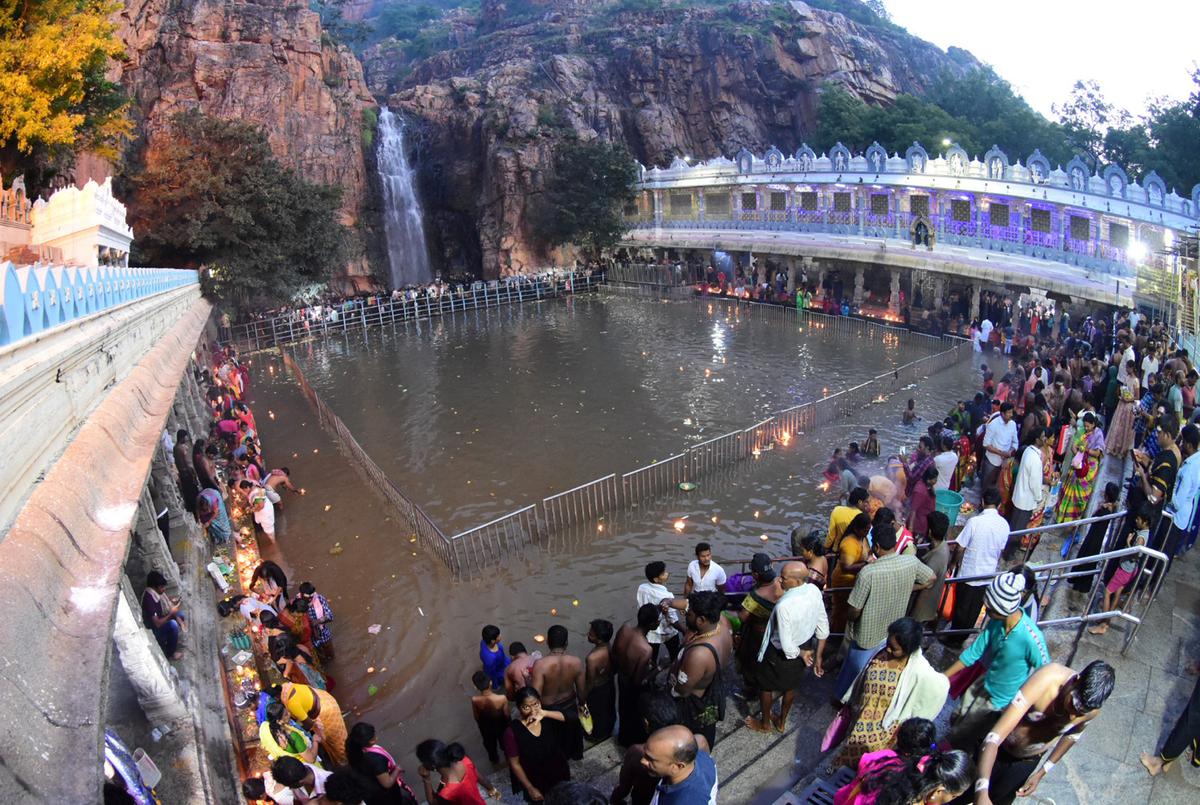 Devotees throng Kapila Theertham on ‘Kartika Somavaram’ - The Hindu