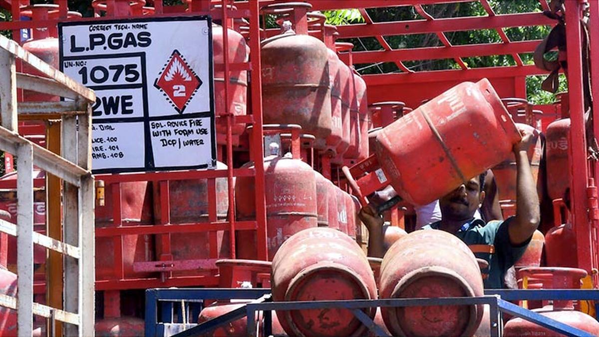 Panic booking hits supply of LPG cylinders in Kochi - The Hindu