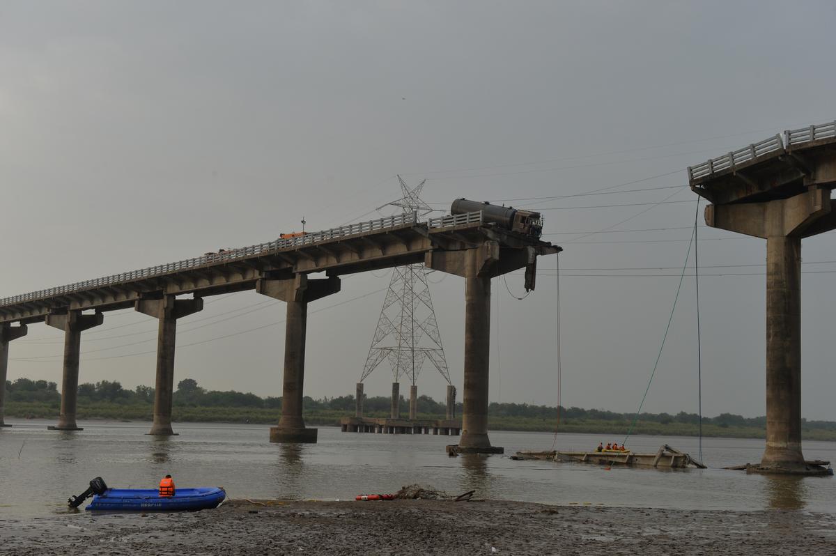 Gujarat bridge collapse: Search operation resumes at tragedy site, two ...