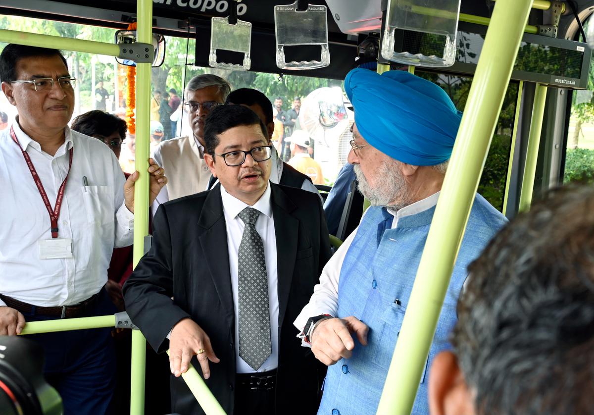 IndianOil unveils India's first green hydrogen-run bus that emits just water - The Hindu