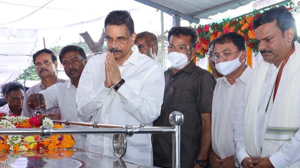 BJP senior leader Chalapathi Rao cremated with State honours in ...