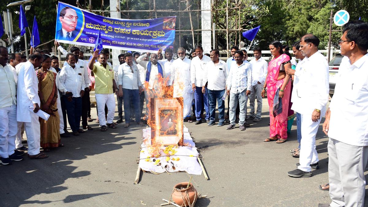 Manusmriti set on fire - The Hindu