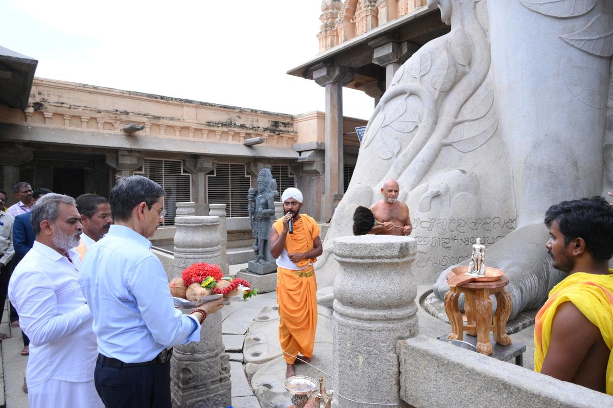 Tamil Nadu governor R.N. Ravi, wife visit Shravanabelagola - The Hindu