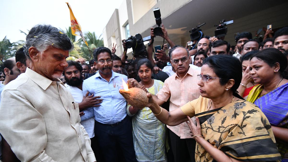 Chandrababu Naidu arrives at his residence in Undavalli - The Hindu