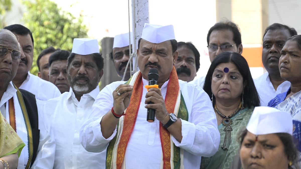 Congress celebrates Telangana Formation Day at Gandhi Bhavan