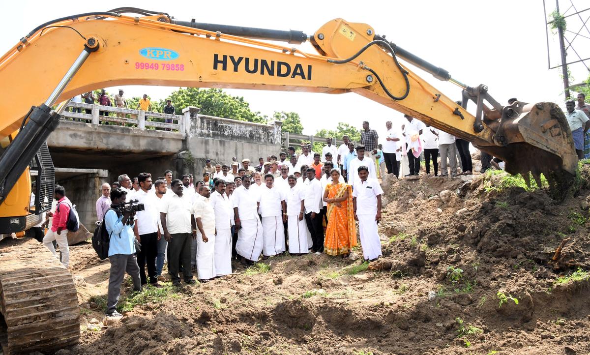 Uppar Odai desilting begins - The Hindu