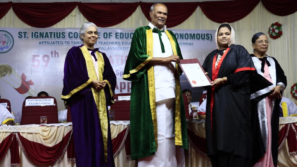 Graduation ceremony held in Palayamkottai college - The Hindu