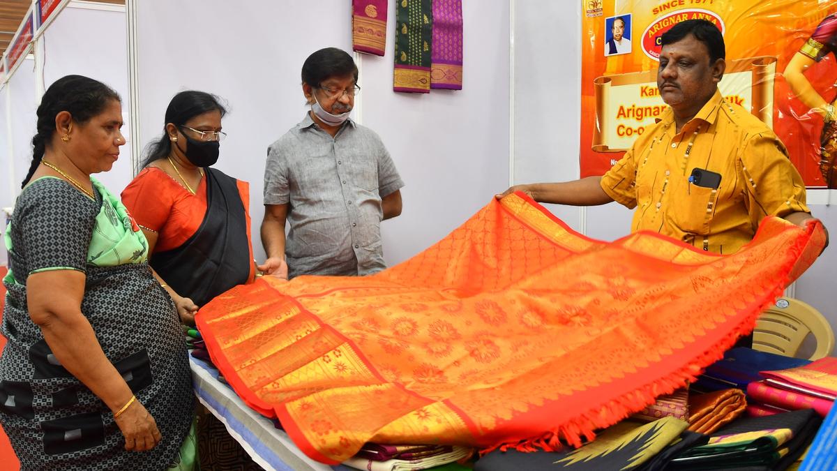 State-level handloom exhibition begins in Salem - The Hindu